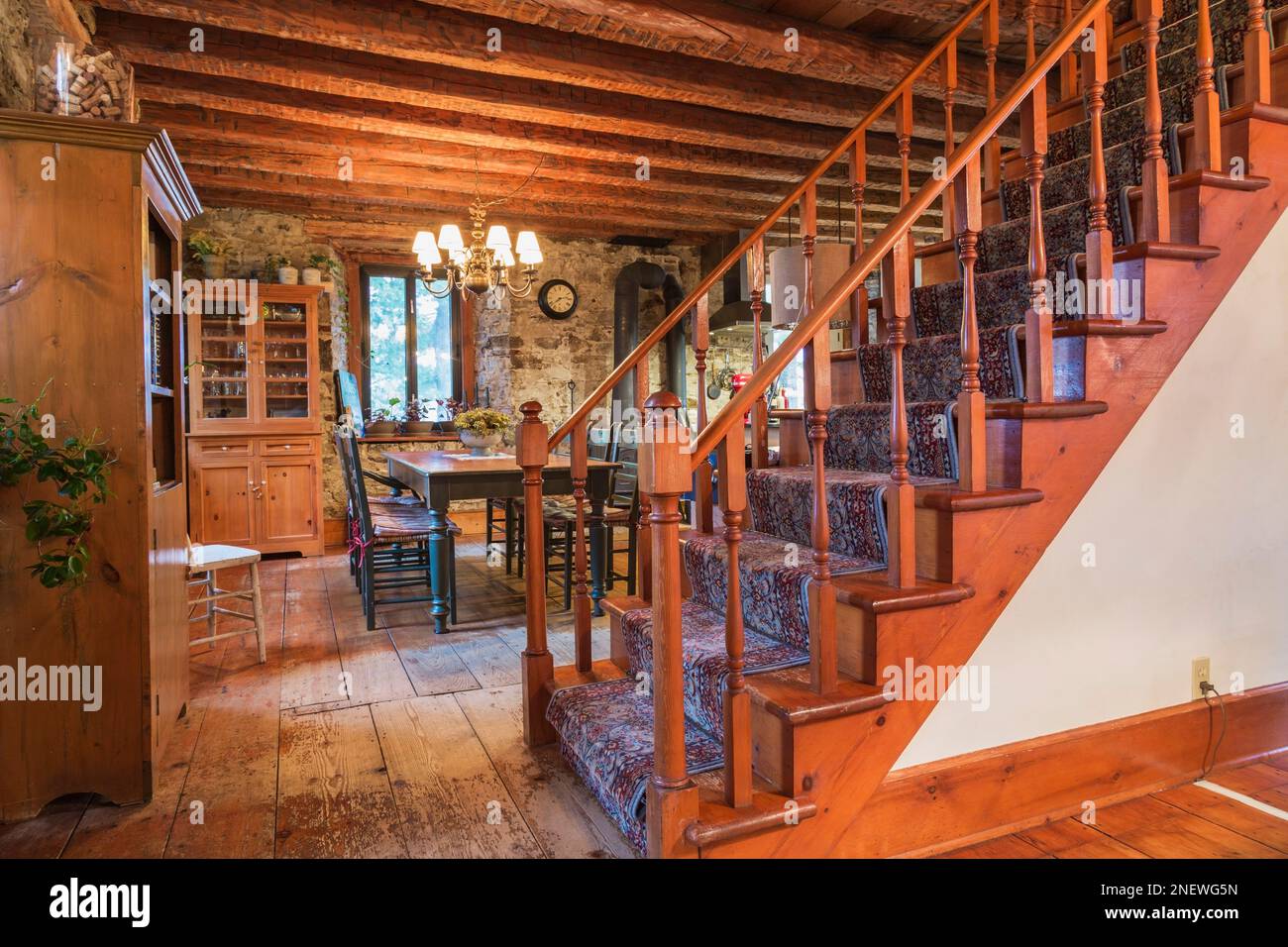 Stühle aus kiefernholz -Fotos und -Bildmaterial in hoher Auflösung – Alamy