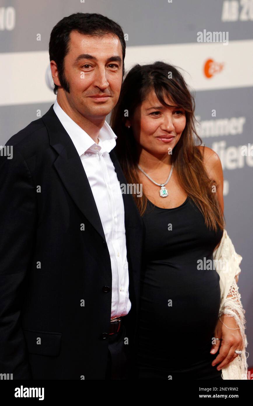 Der Vorsitzende der Gruenen Cem Oezdemir, links, und seine Frau Pia ...