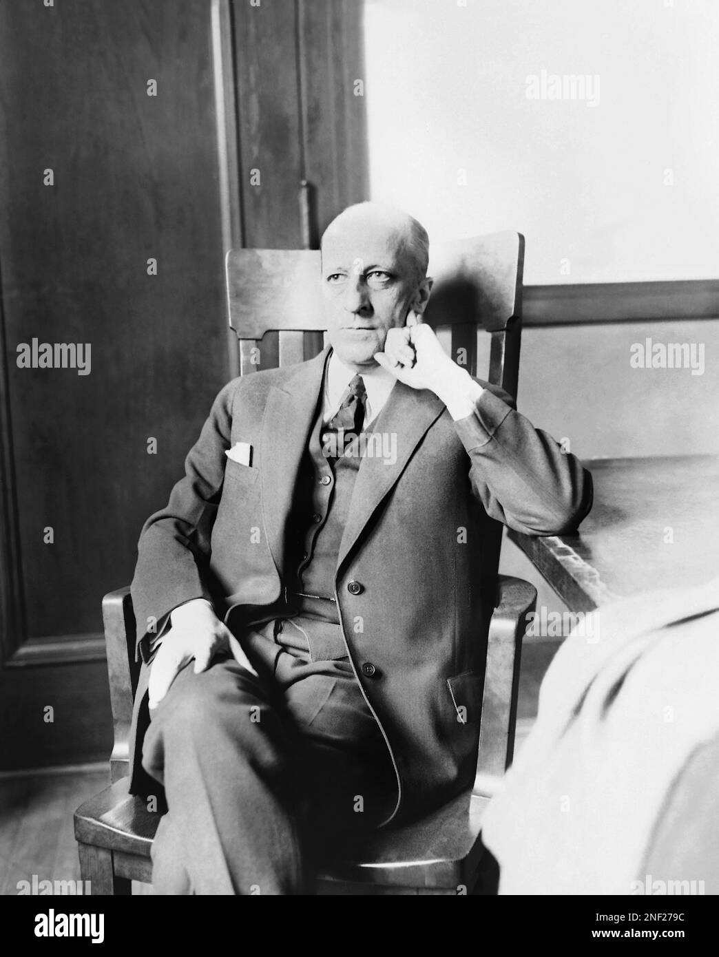 New York attorney Campbell Carrington on the witness stand in Chicago ...
