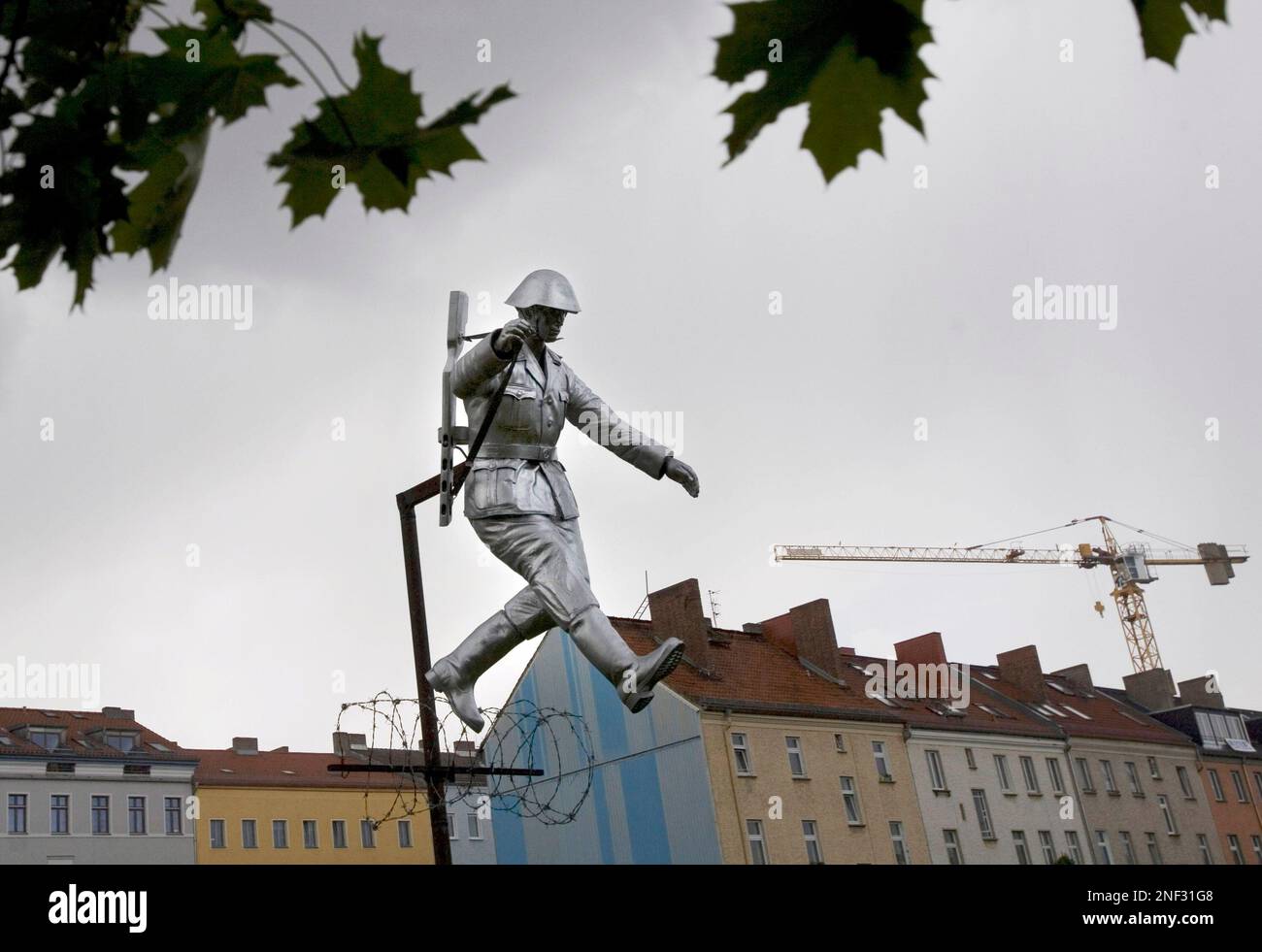 Das neuerrichtete Denkmal "Mauerspringer" in der Gedenkstaette Bernauer ...