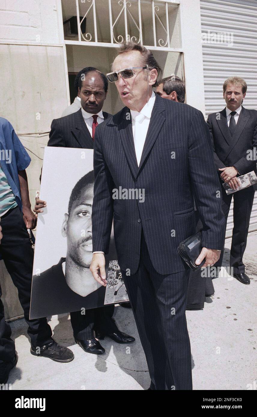 Los Angeles Raiders’ managing general partner Al Davis walks past an ...