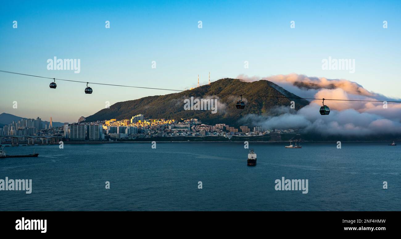 Die Seilbahn am Songdo Beach in Busan mit Nebel, der Yeong Island ...