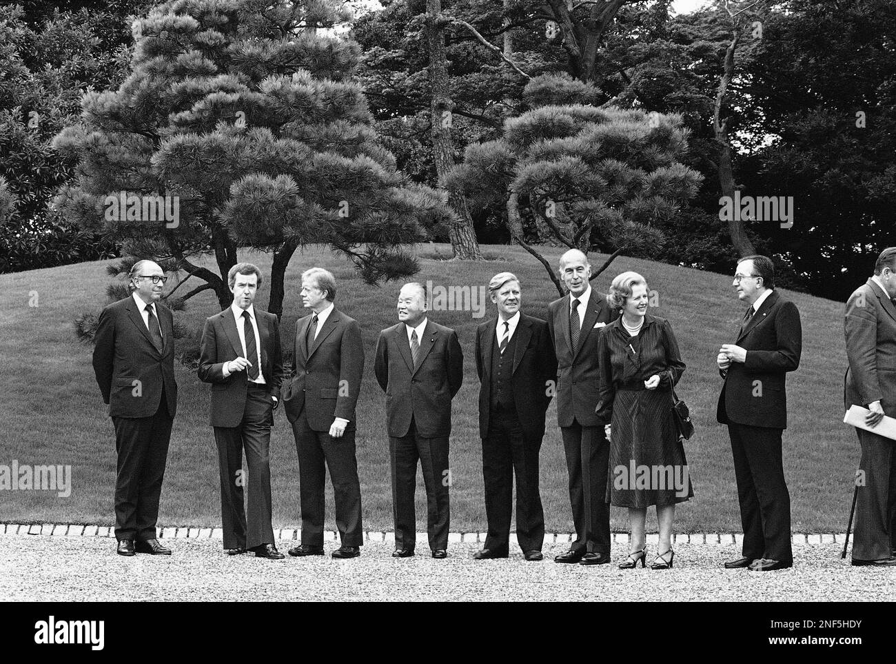 Heads of state pose for a picture after finishing their first round of ...