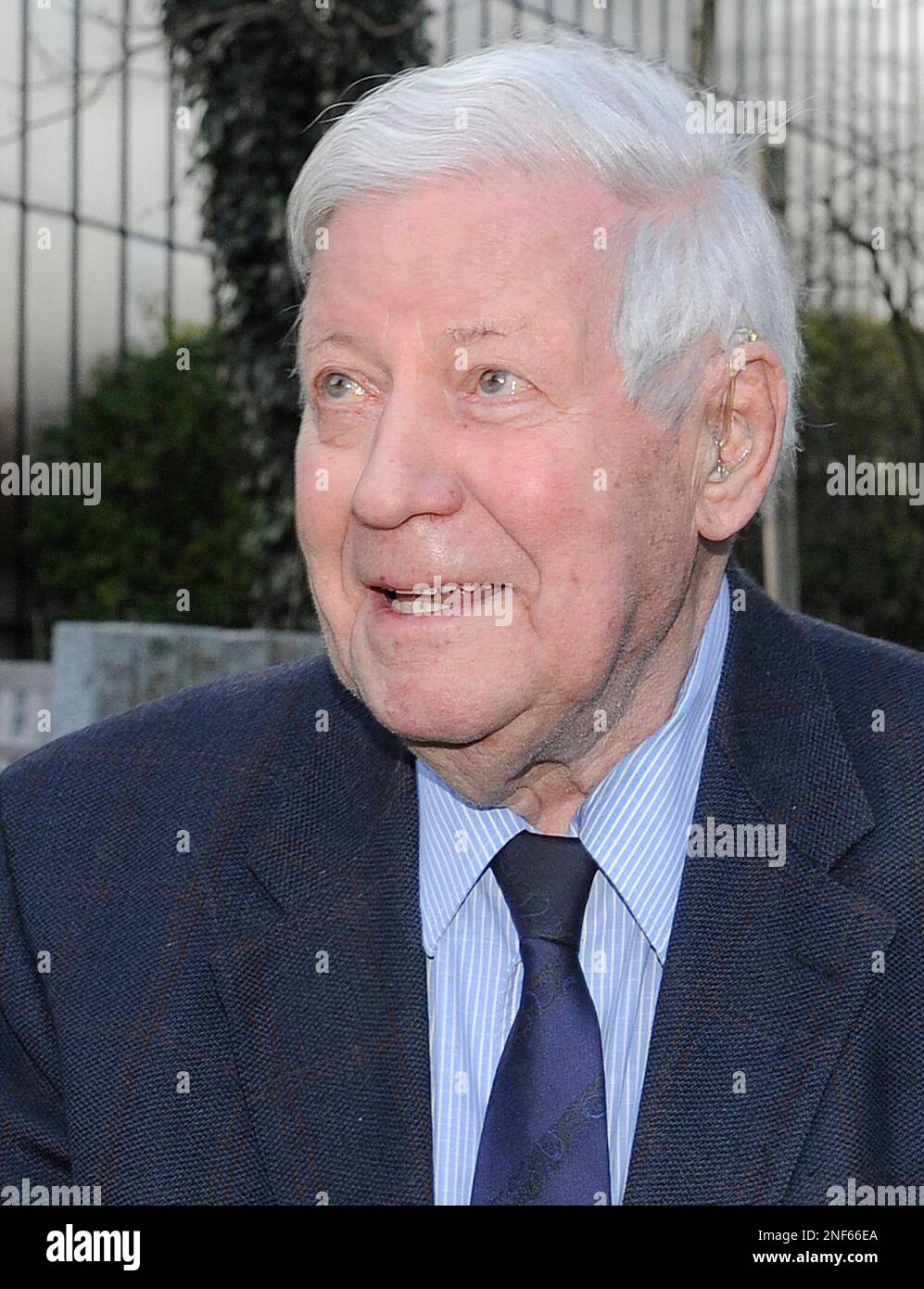 Der ehemalige Bundeskanzler Helmut Schmidt lacht waehrend der ...