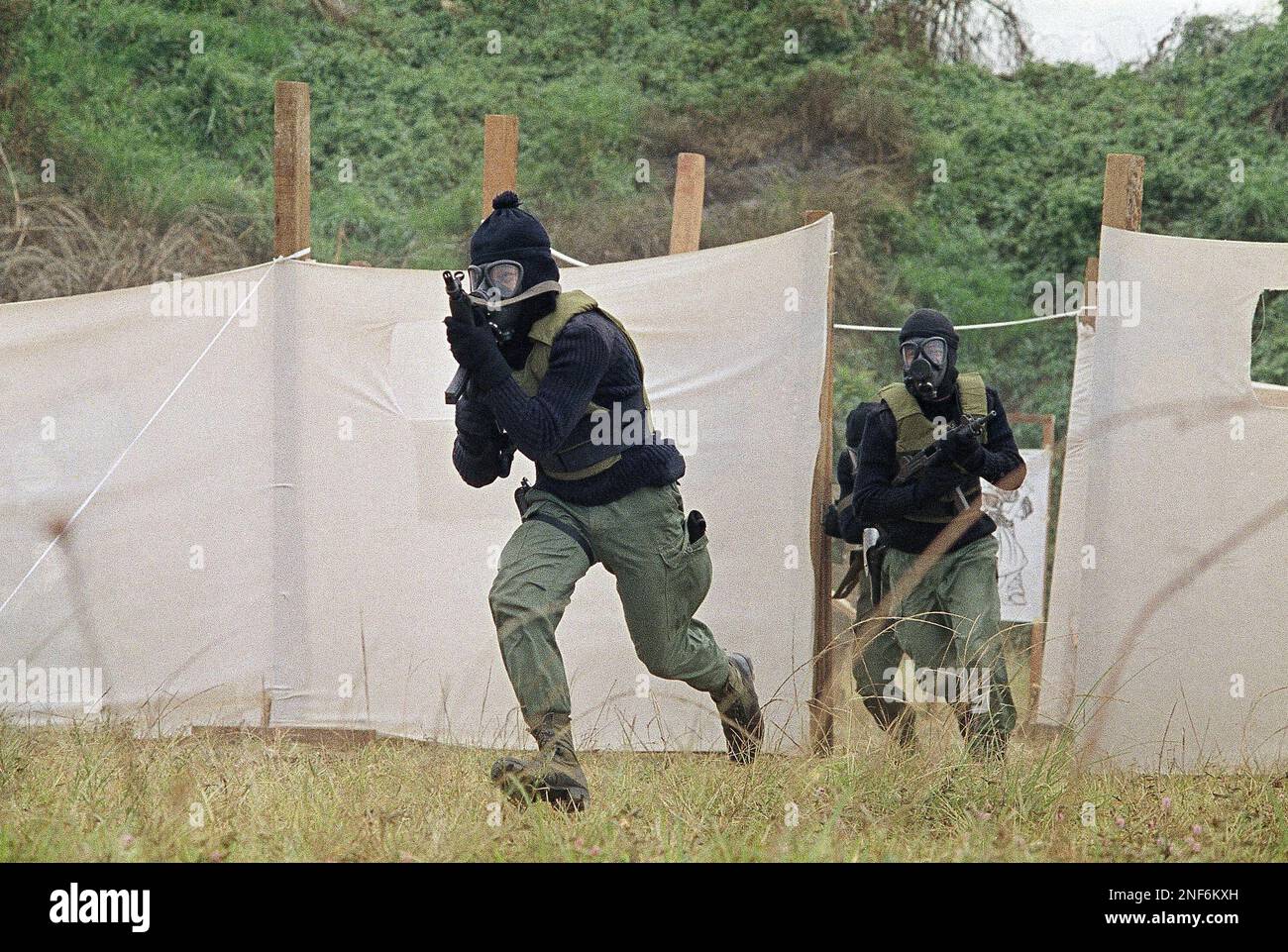Members of an elite anti-terrorist squad of the Philippines armed ...