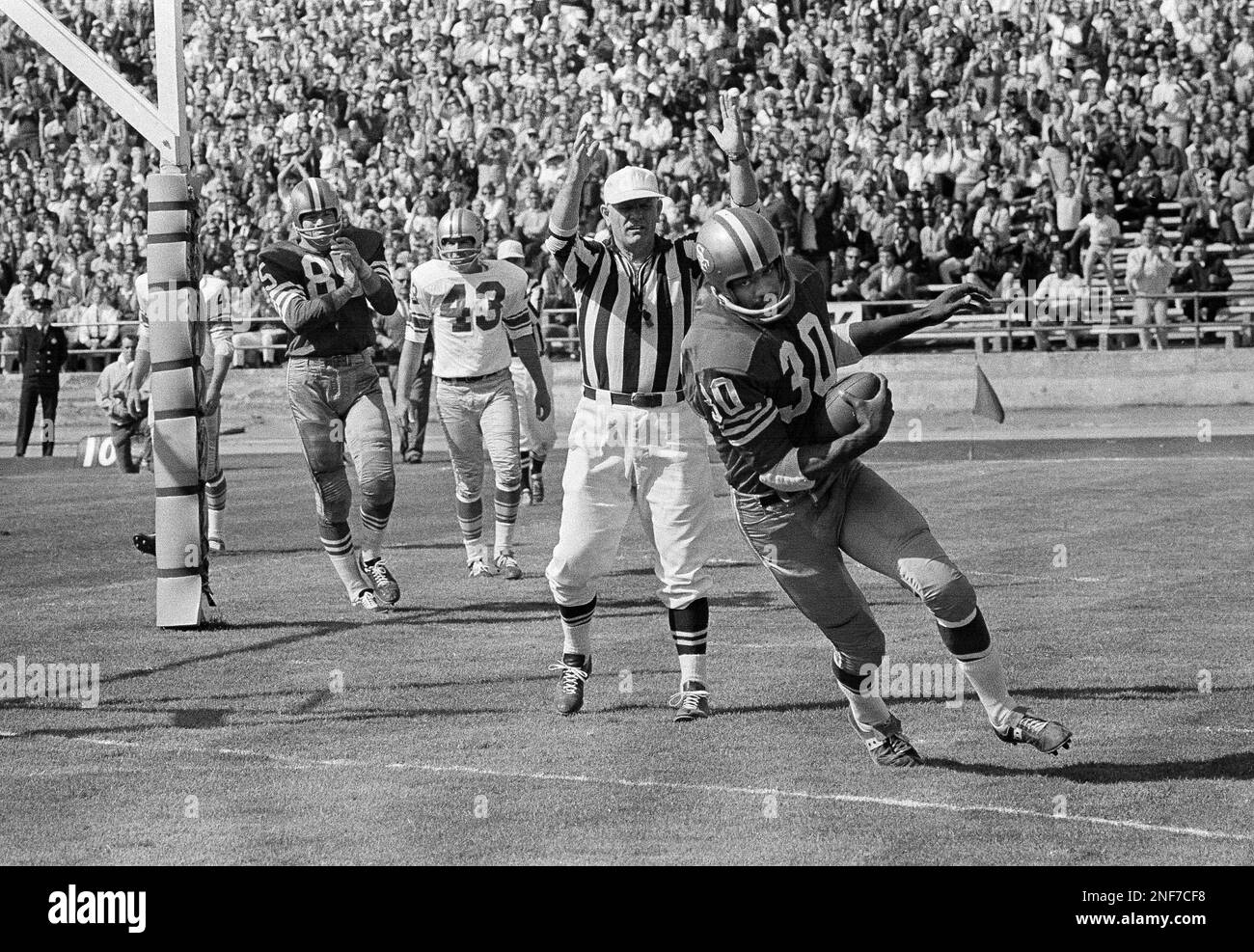 San Francisco 49er Bernie Casey (30) catches pass from quarterback John ...