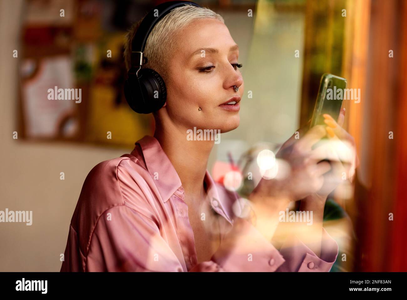 Musik bringt mich immer in gute Laune. Eine attraktive junge Frau, die ... Musik bringt mich immer in gute Laune. Eine attraktive junge Frau, die ...