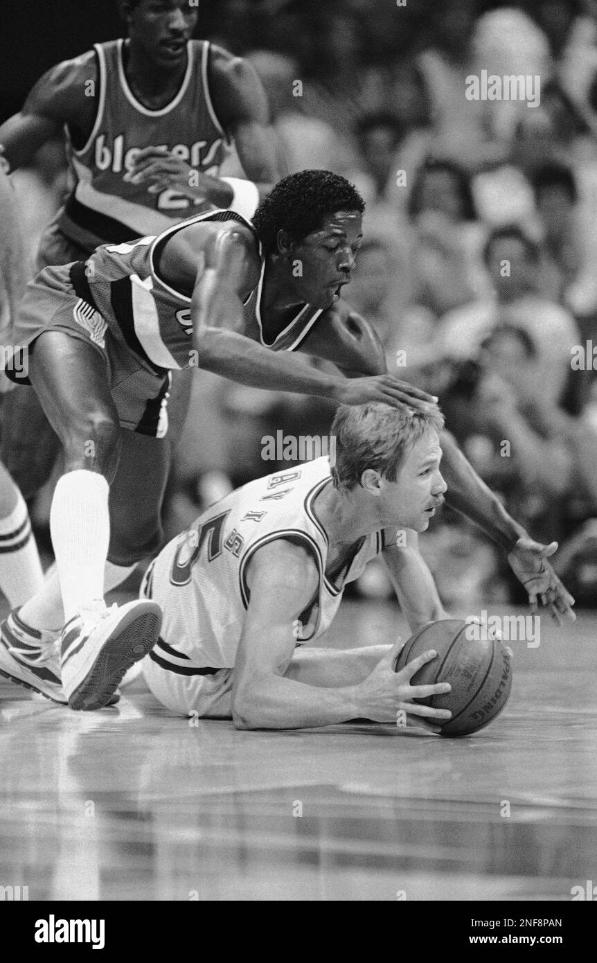 Steve Colbert (20) of the Portland Trailblazers stays on top of Dallas ...