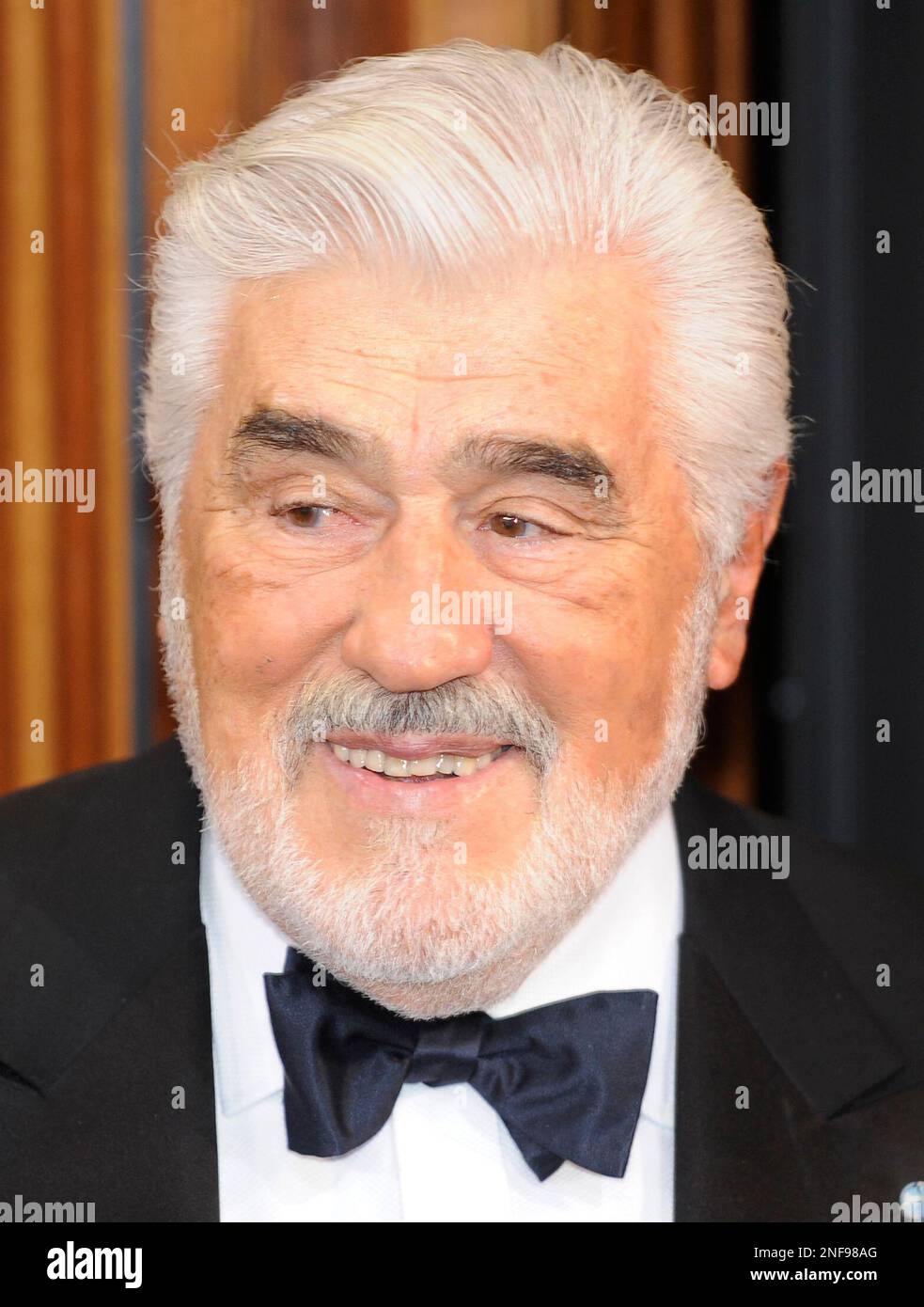 Schauspieler Mario Adorf posiert vor der Verleihung der DIVA Preise am ...