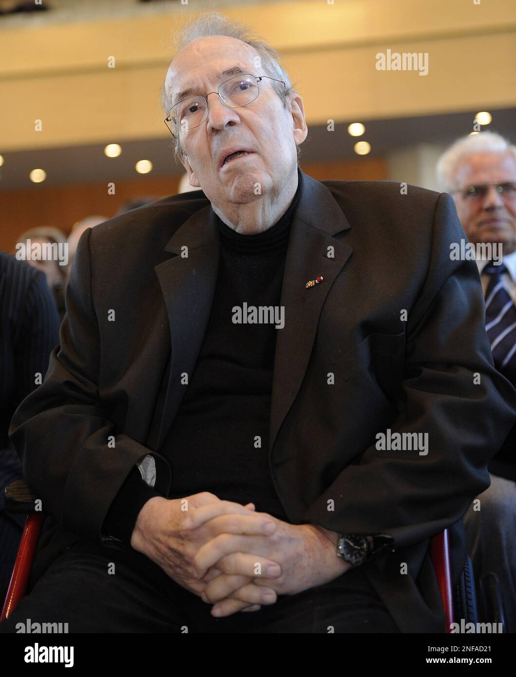 Der fruehere Stuttgarter Oberbuergermeister Manfred Rommel sitzt am ...