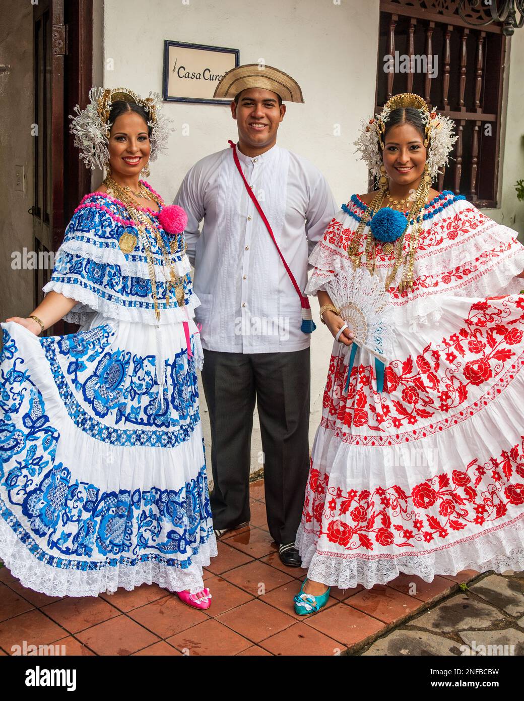 Zwei panamaische Frauen tragen die bunte traditionelle Pollera, das ...