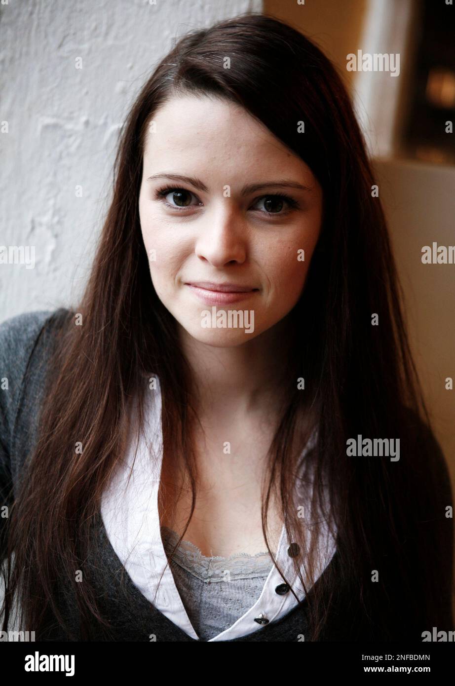 Die Schauspielerin Jennifer Ulrich posiert am Rande der ...