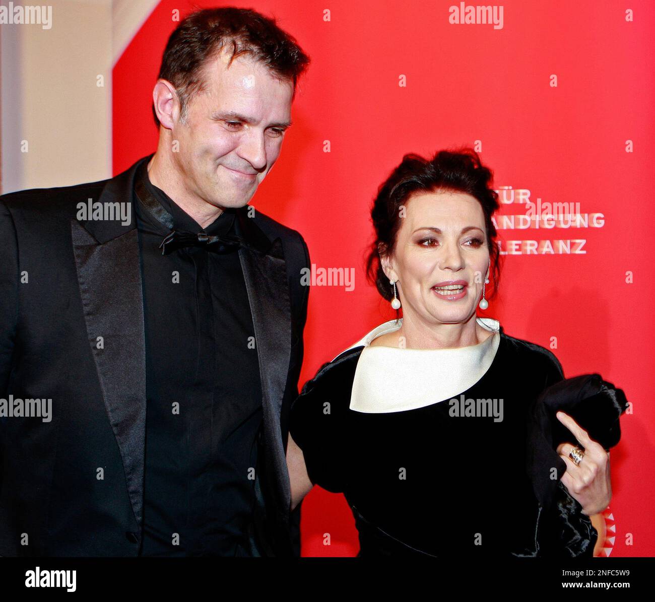 Die Schauspielerin Iris Berben und Heiko Kiesow posieren am Samstag, 15 ...