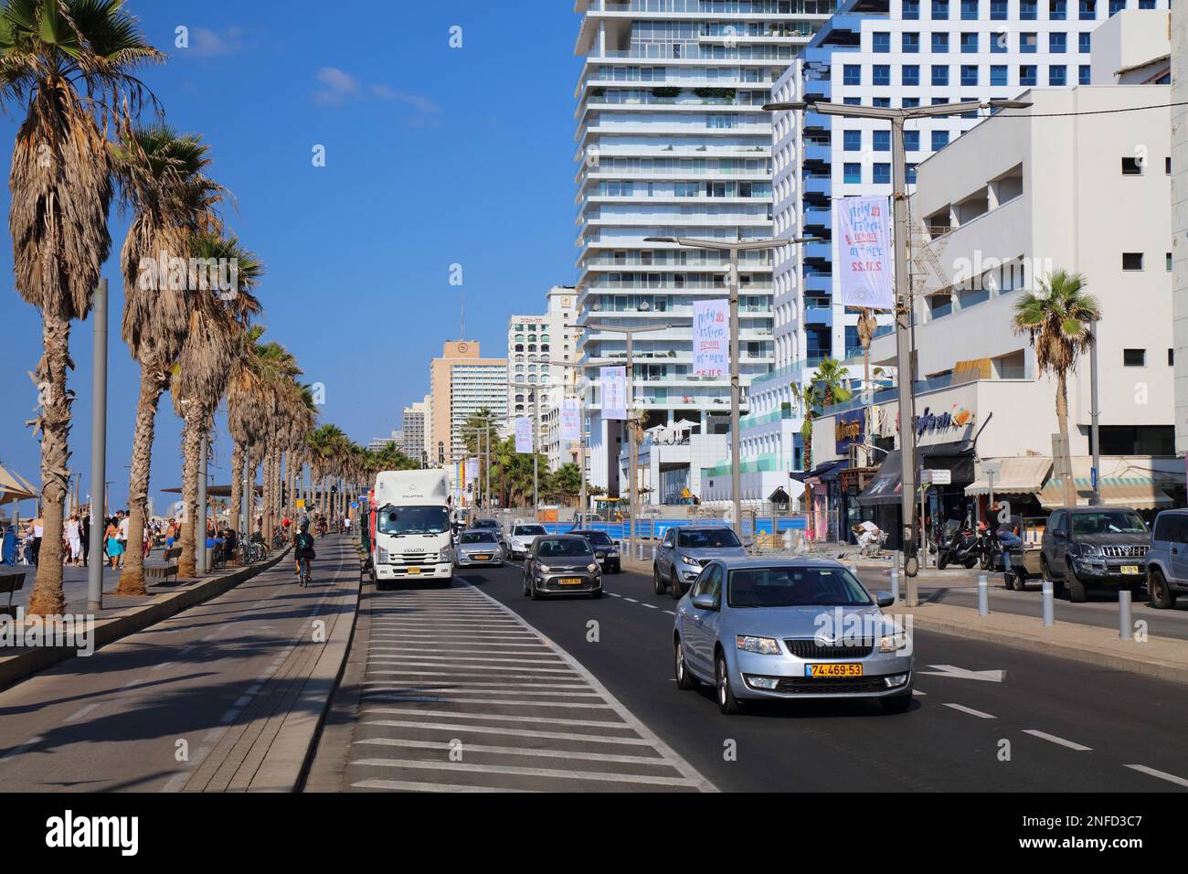TEL AVIV, ISRAEL - 2. NOVEMBER 2022: Autoverkehr entlang der Strandpromenade Tayelet in Tel Aviv ...