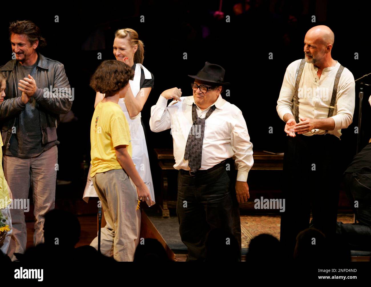 From left Sean Penn, Robin Wright Penn, Danny DeVito, and Bruce Willis ...