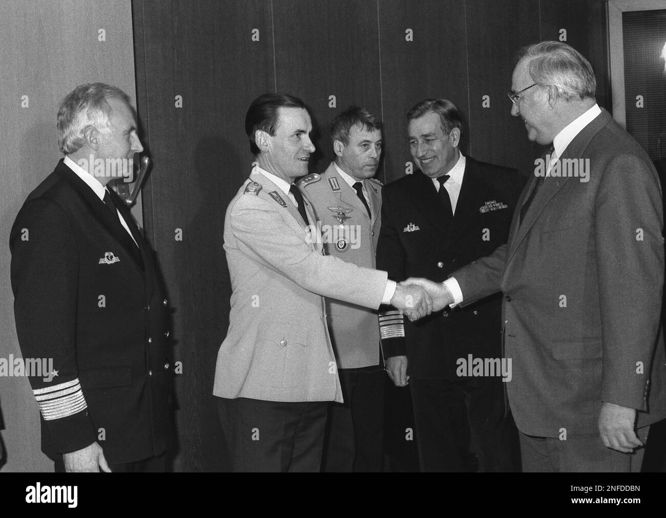 West German Chancellor Helmut Kohl welcomes General Henning von Ondarza ...