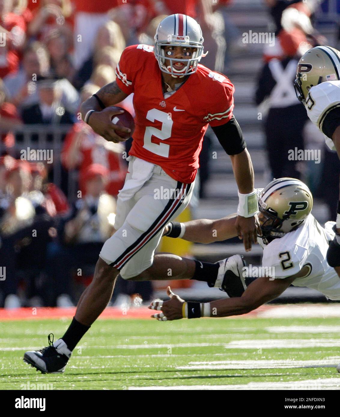 Ohio State quarterback Terrelle Pryor (2) runs for 23 yards and a first ...