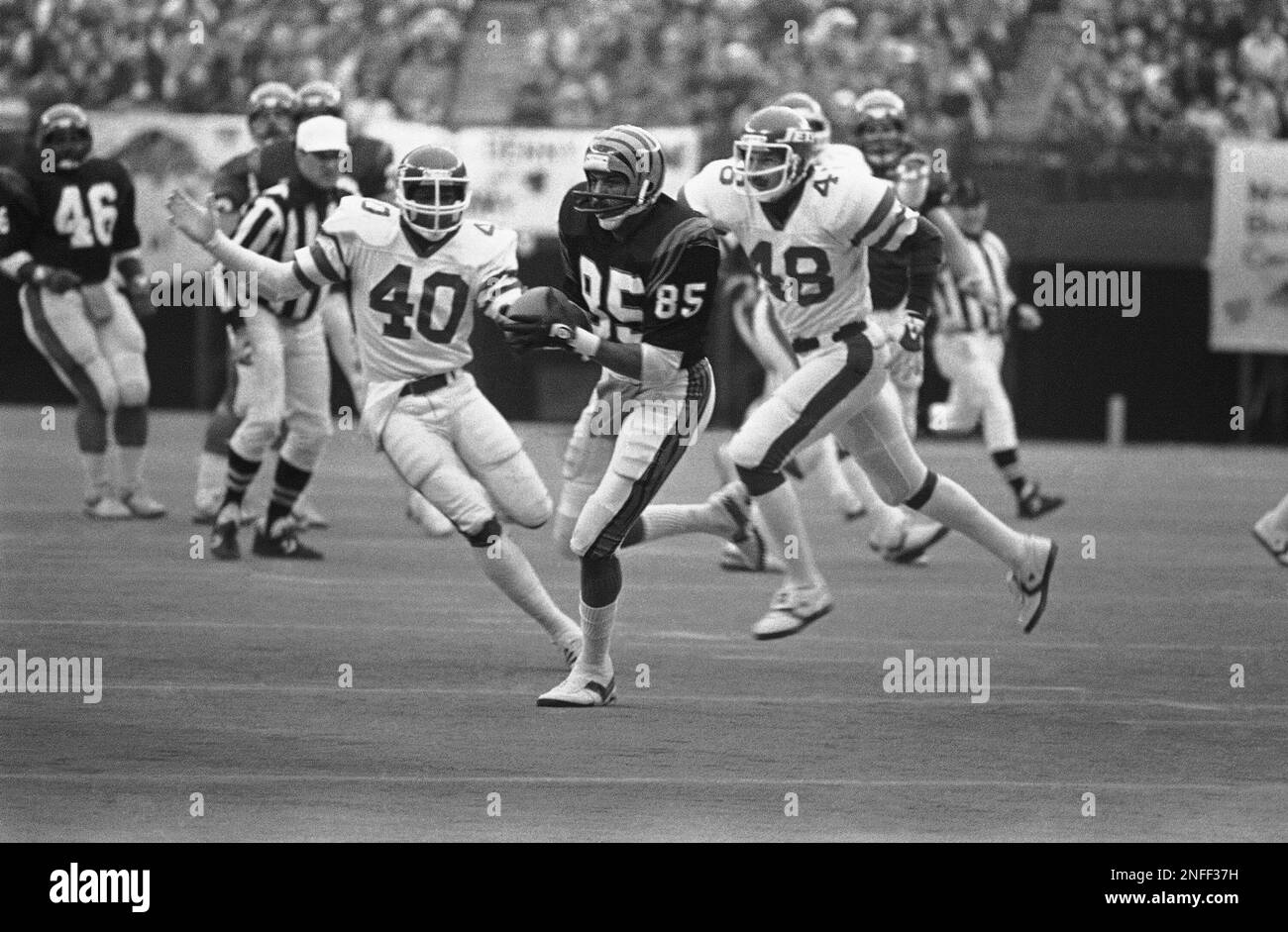 Cincinnati Bengals' Isaac Curtis (85) turns away from New York Jets ...