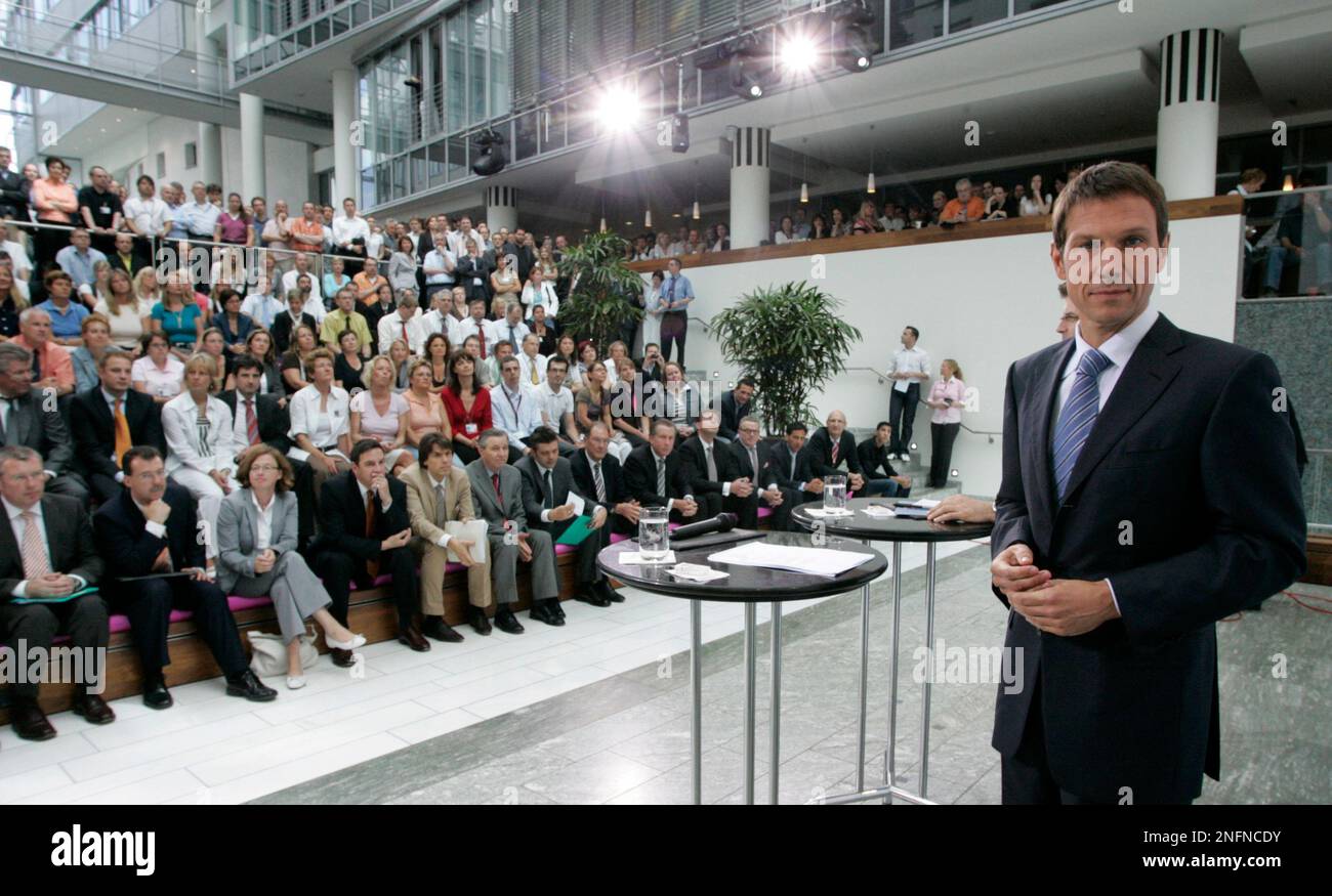 Der Vorstandsvorsitzende der Deutschen Telekom, Rene Obermann, posiert ...