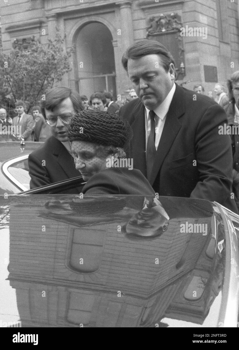 Hesse's State governor, Holger Boerner, opens the door for Maria Karry ...