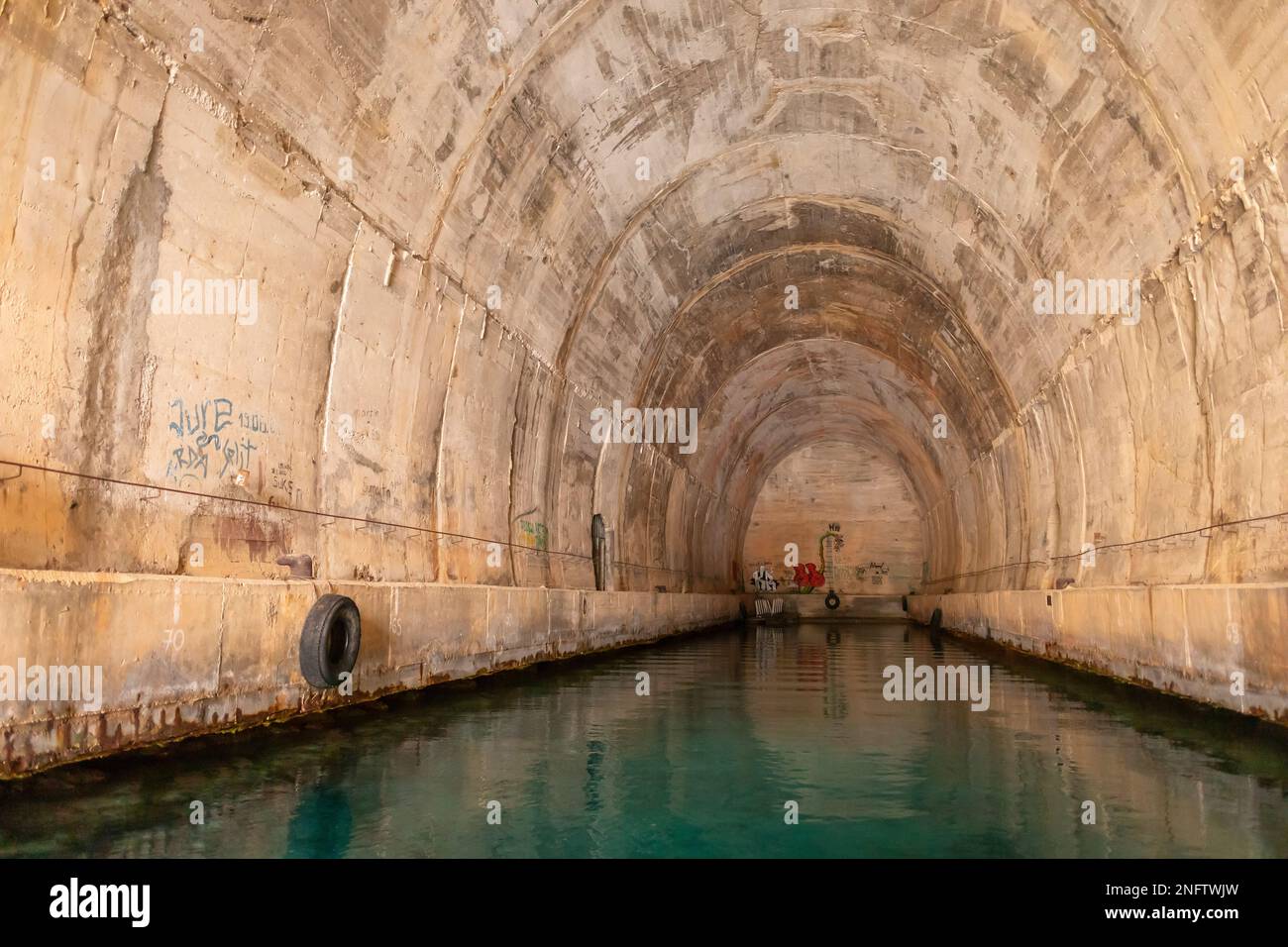 INSEL VIS, KROATIEN, EUROPA – Inneres des U-Boot-Tunnels in der Bucht ...