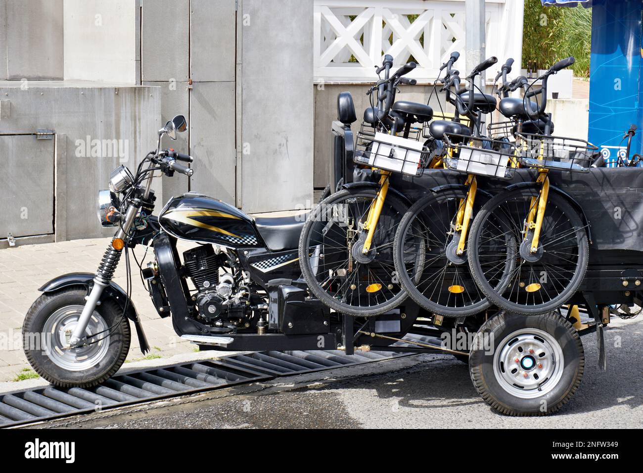Motor bike rent -Fotos und -Bildmaterial in hoher Auflösung – Alamy