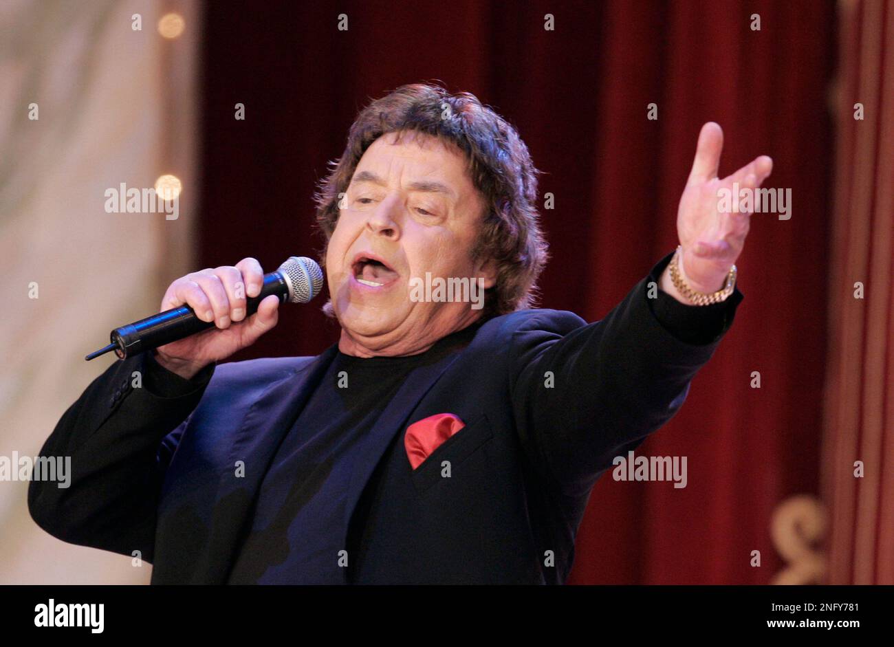 Schlagersaenger Tony Marshall singt am Samstag 29. Dezember 2007 ...