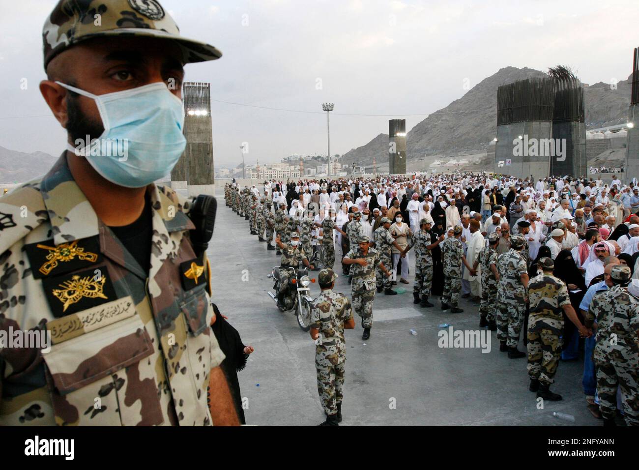 Saudi soldiers stand guard as Muslim pilgrims walk to perform ritual ...