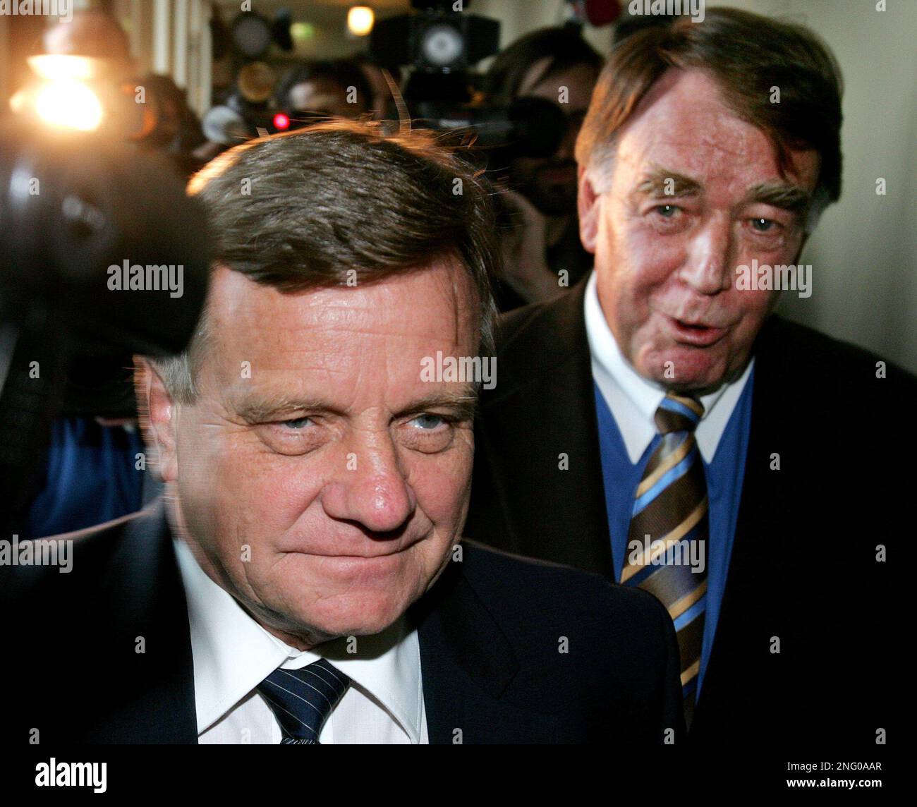 ** ARCHIV ** Bahn-Chef Hartmut Mehdorn, links, und der Vorsitzende der ...