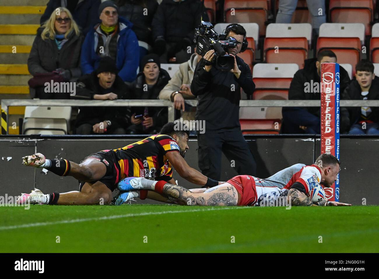 Josh Charnley #5 von Leigh Leopards versucht es während des Spiels der ...