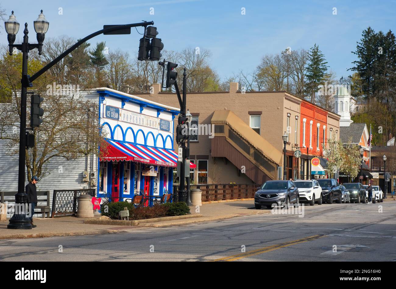 Die Main Street in Chagrin Falls, Ohio, ist ein malerischer Vorort von ...