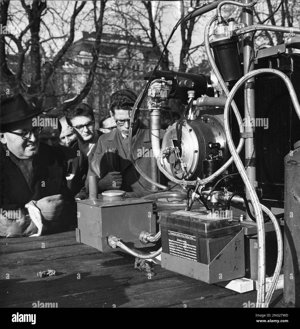 A 125 cc version of the Wankel engine, a new automotive engine working ...