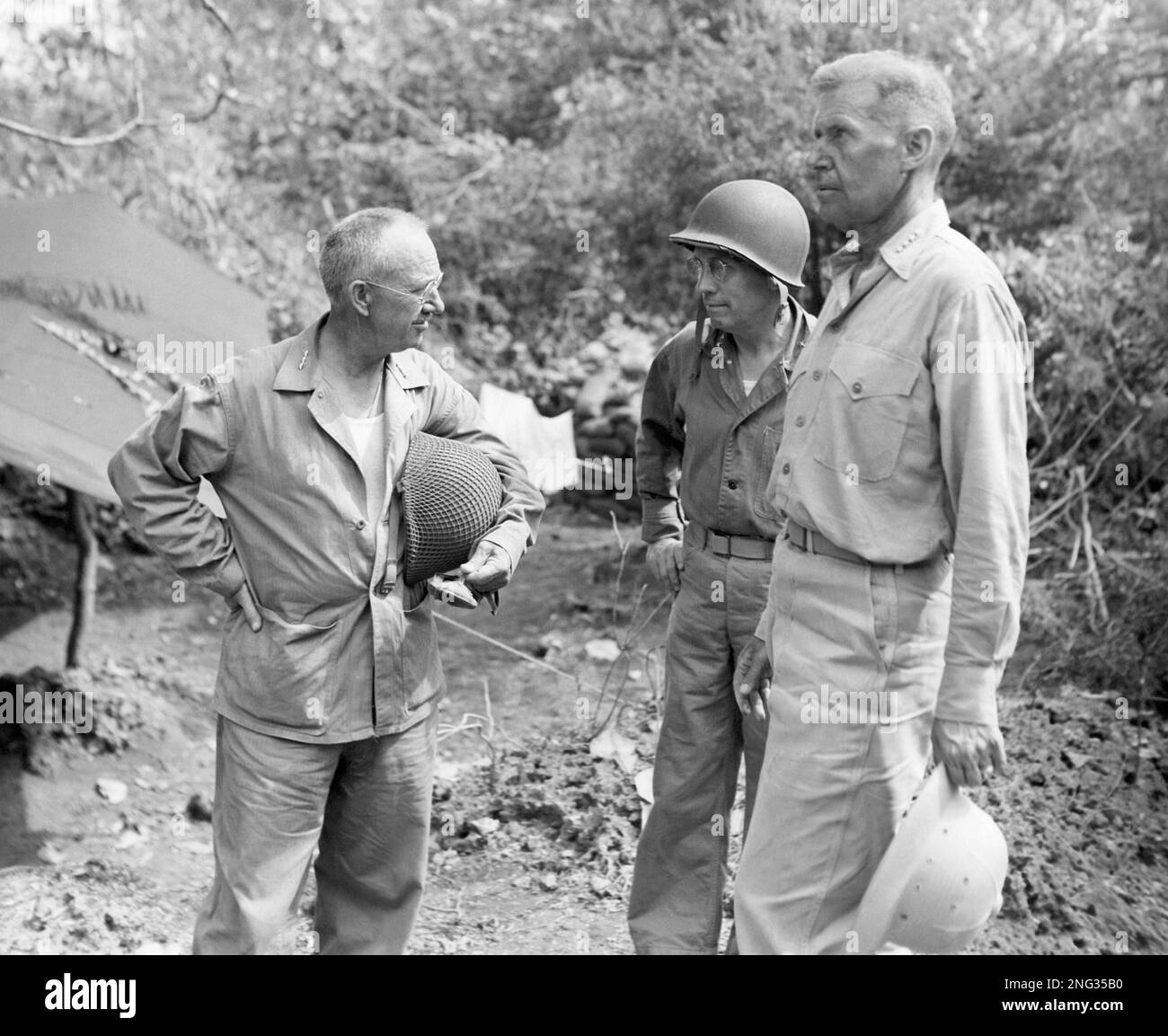 Army Officers discussing Saipan tactical situation at Divisional ...