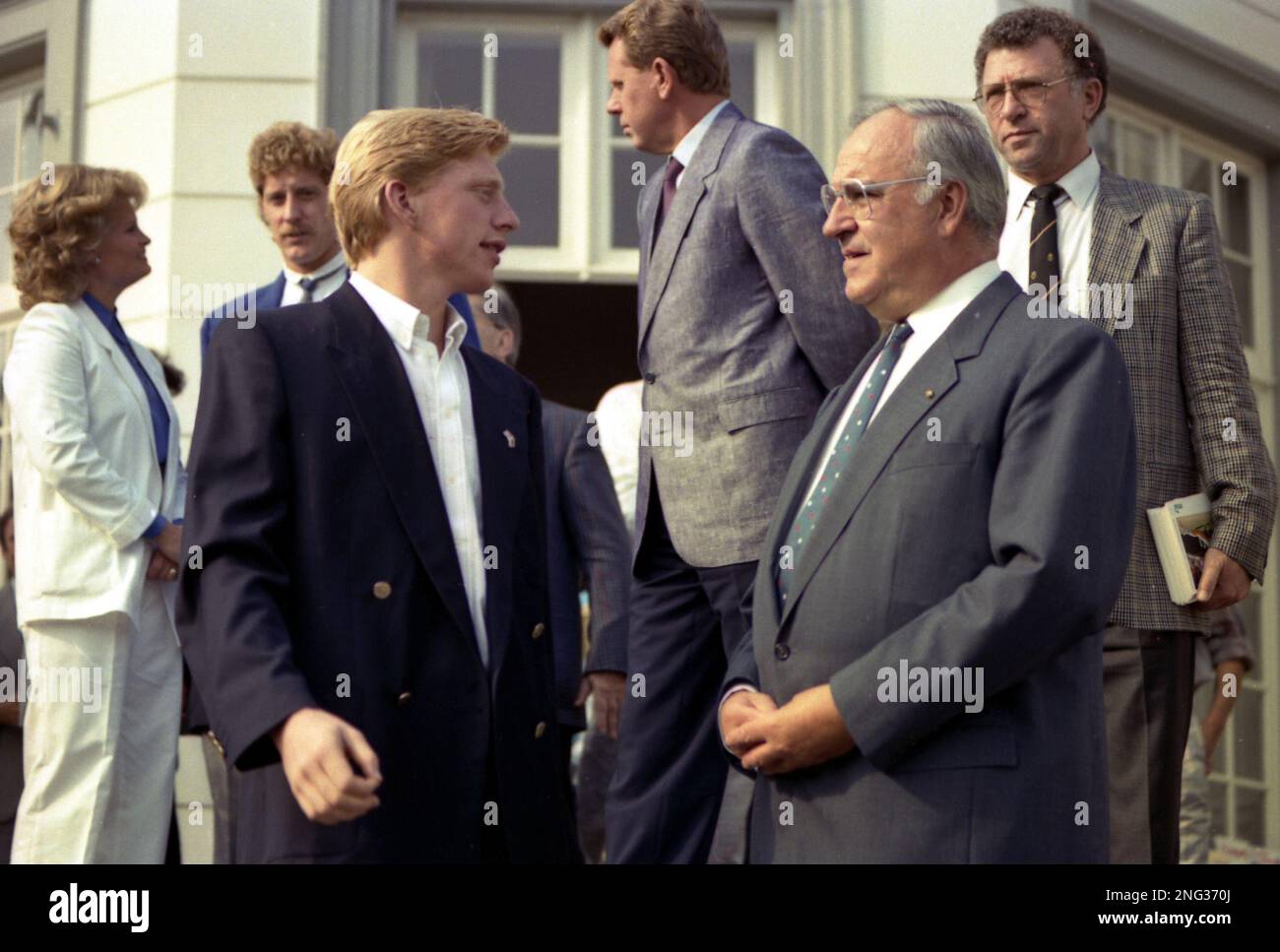 German Chancellor Helmut Kohl, right, chats with West German tennis ...