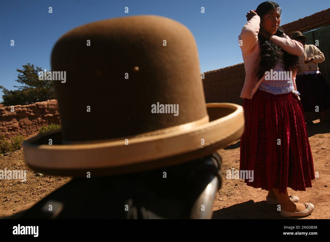 ** FOR USE WITH AP LIFESTYLES ** An Aymara woman braids her hair as her ...