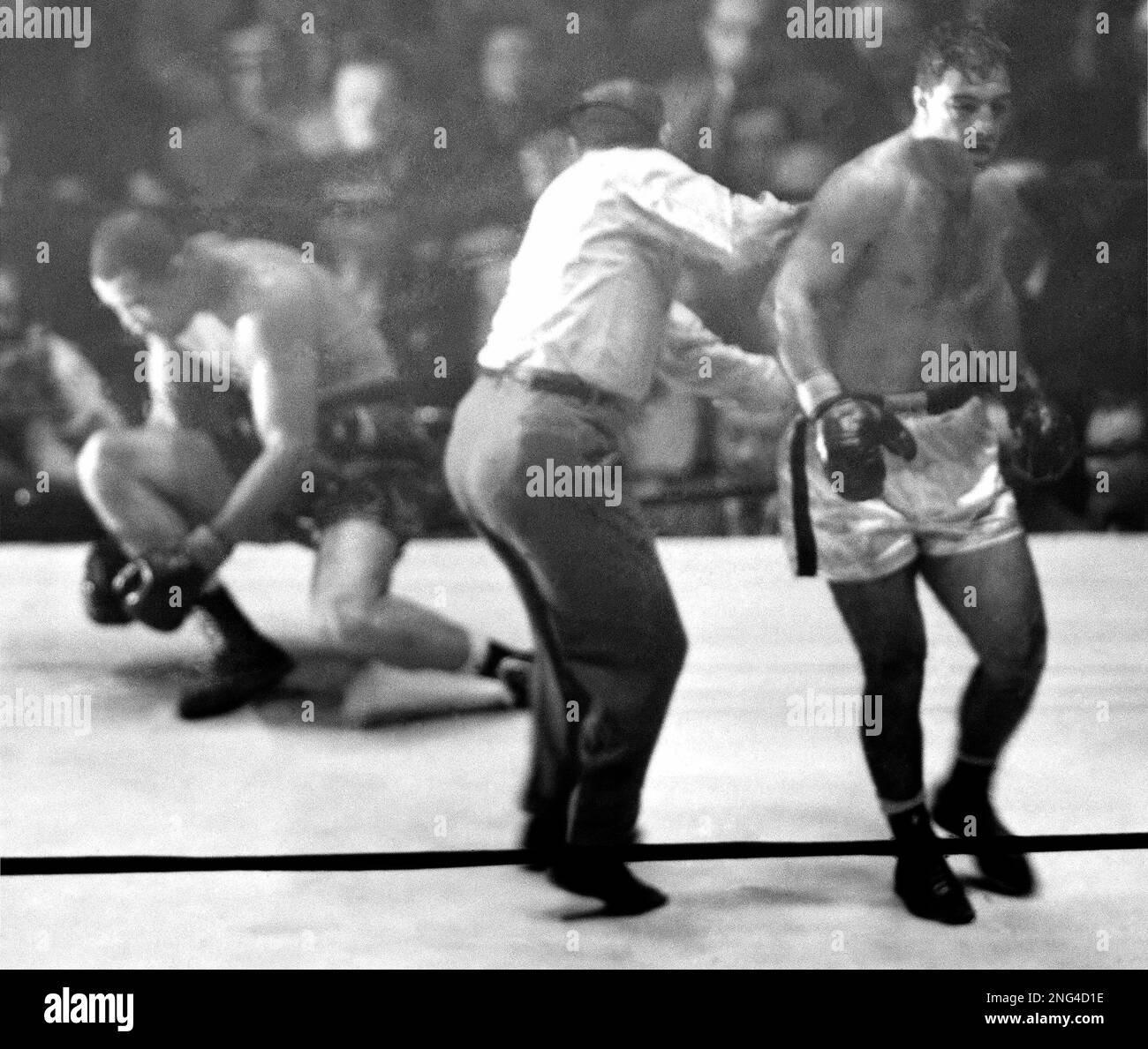 Joe Louis suffers a knockout at the hands of Rocky Marciano in 8th ...