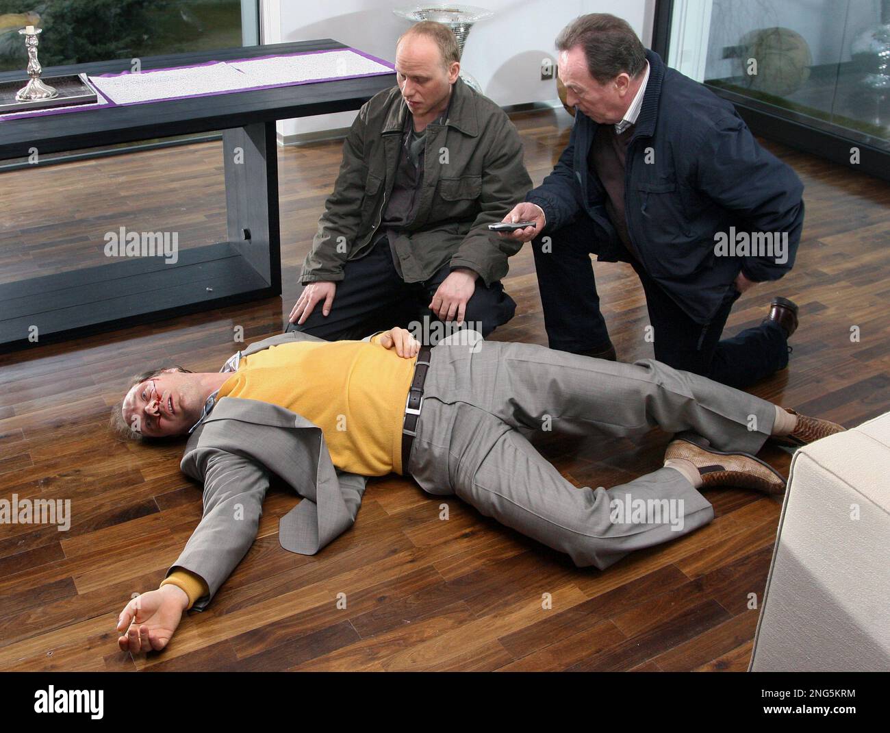 Die Schauspieler Bernd Michael Lade, links, Peter Sodann, Mitte, knien ...