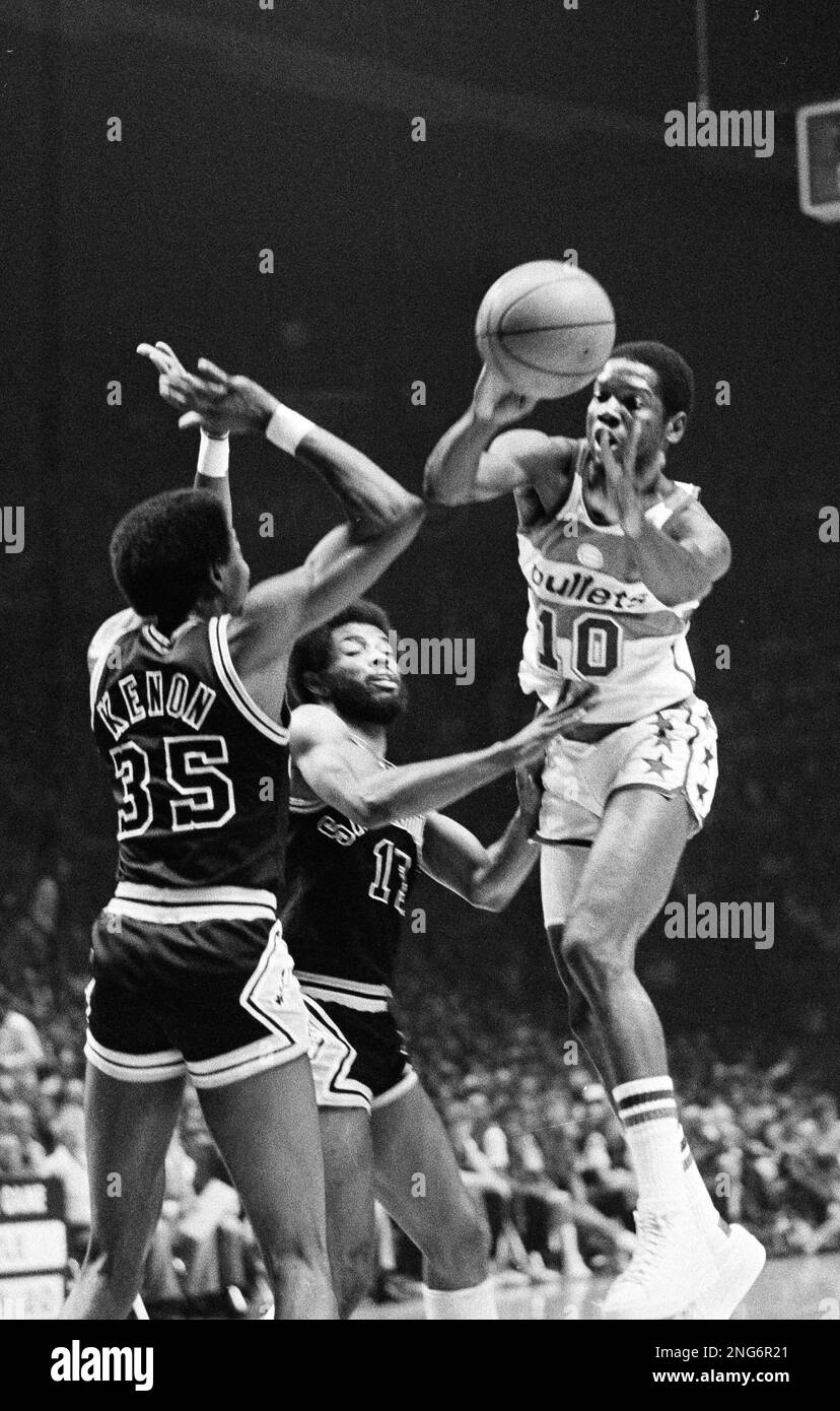 Washington Bullets' Bob Dandridge (10) passes around and over San ...
