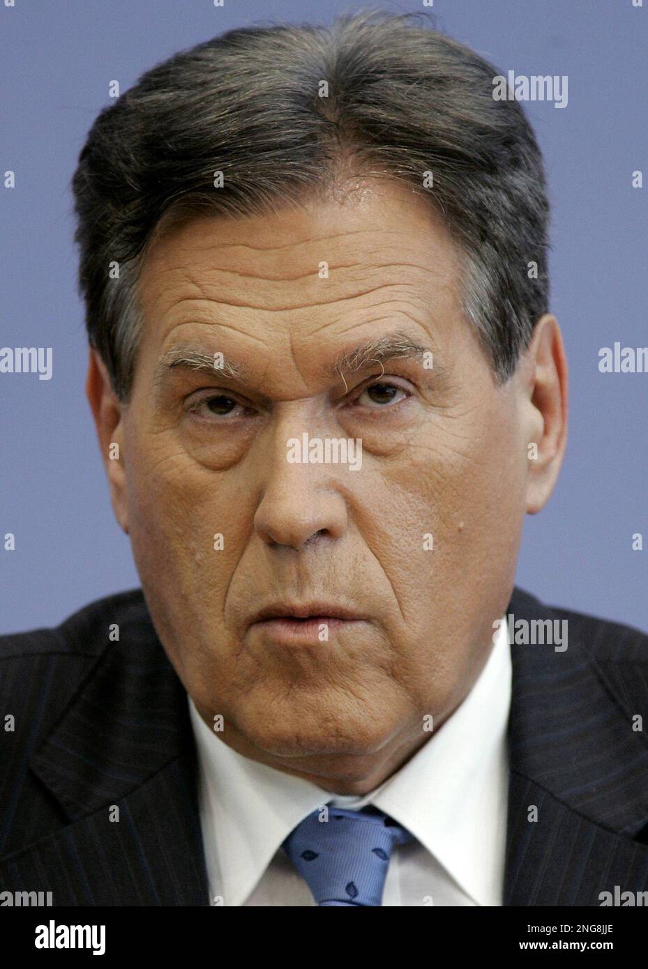 Bundeswirtschaftsminister Michael Glos am Mittwoch, 31. Mai 2006. (AP ...