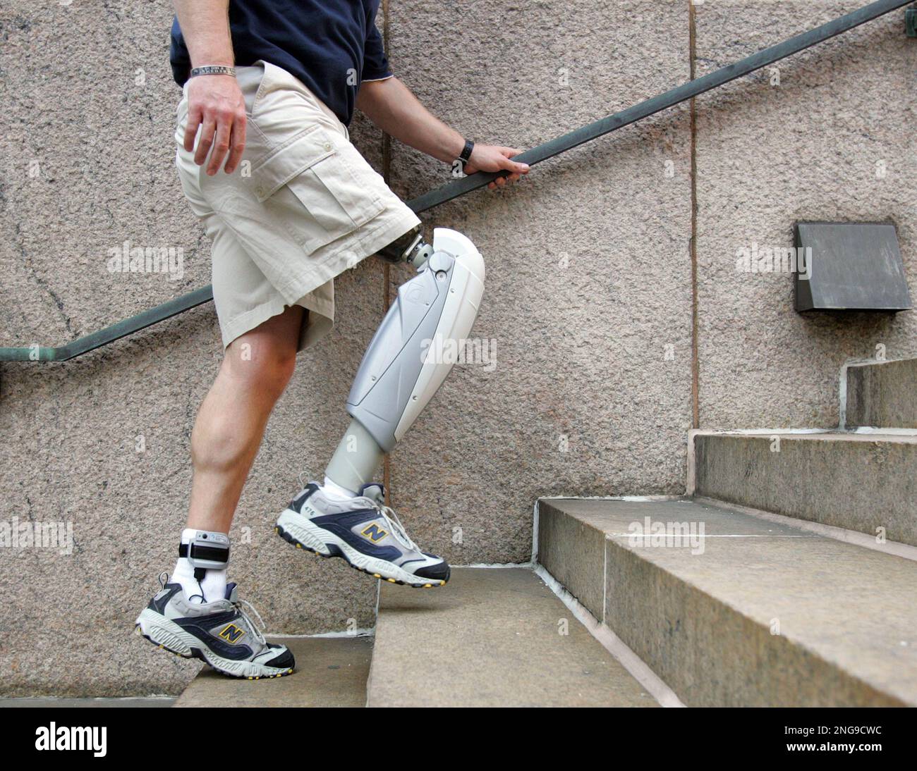 Former Army Ranger Bill Dunham tries out the "Power Knee," a prosthetic ...