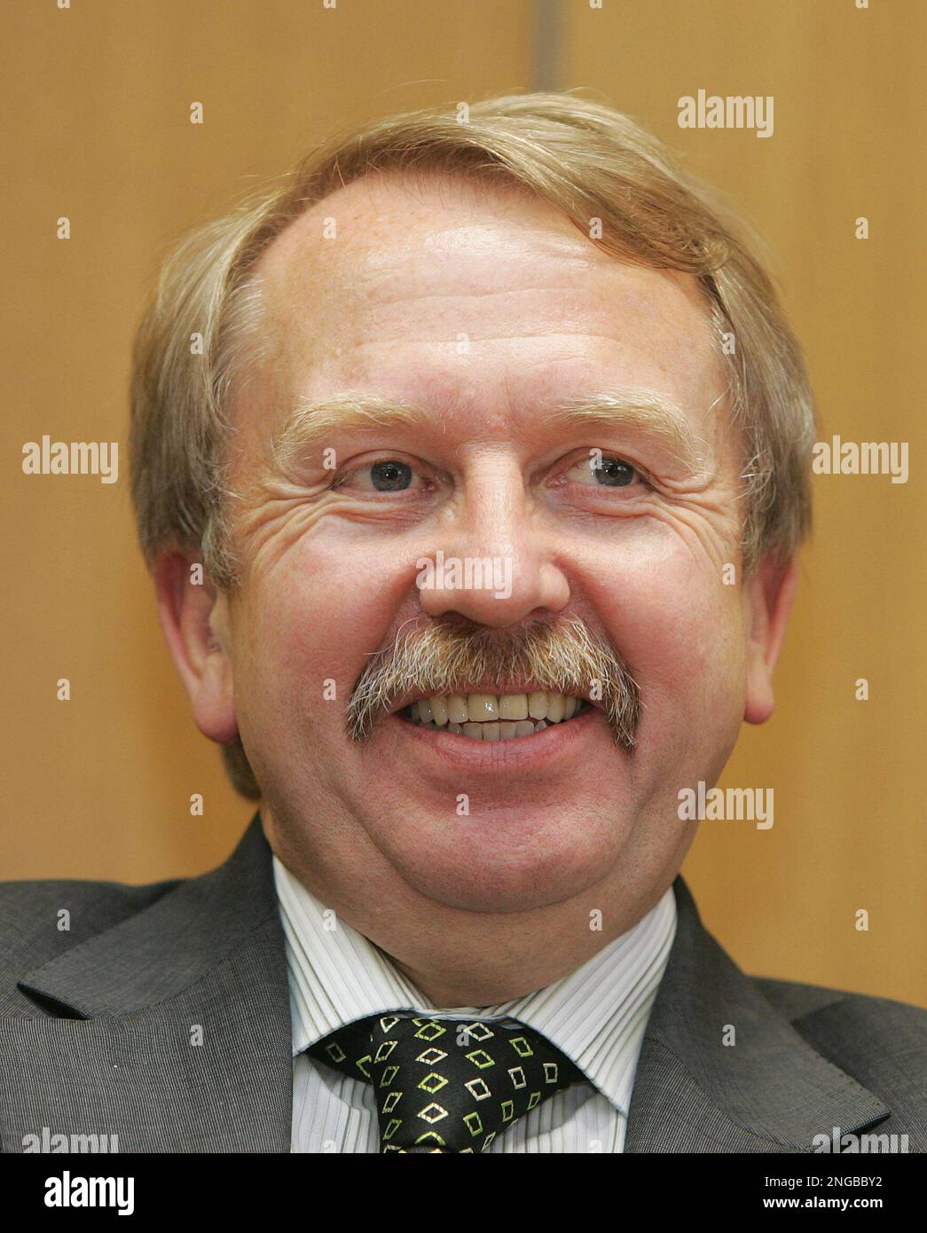 Der neue baden - wuerttembergische Kultusminister Helmut Rau waehrend ...