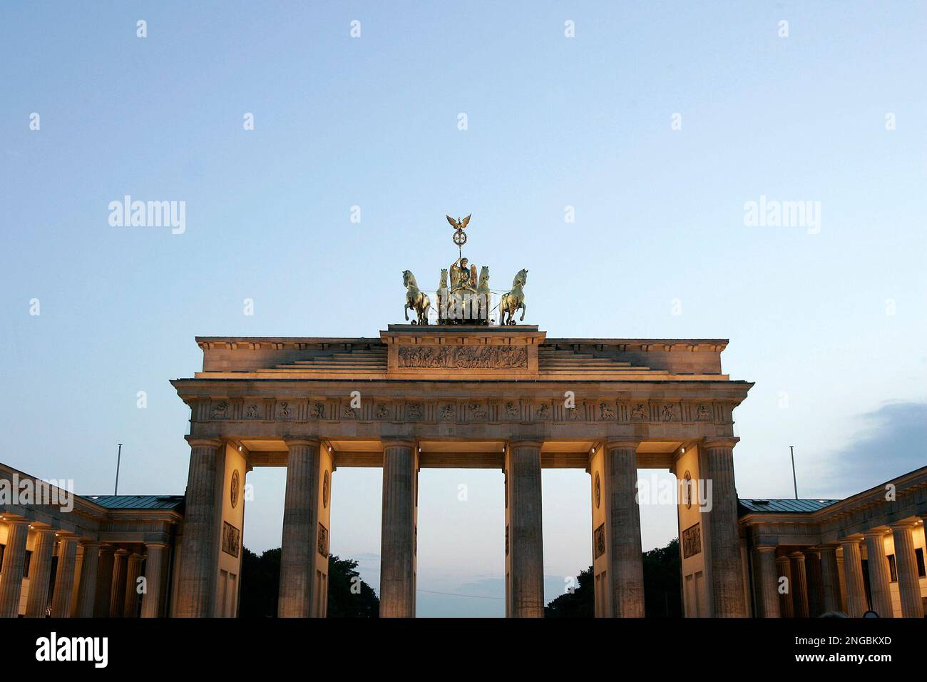 Das Brandenburger Tor glaenzt am 27. Juli 2005 im Abendlicht von Berlin ...