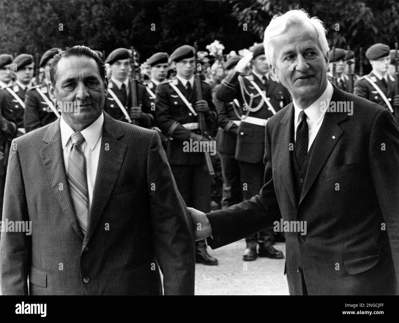 DUARTE IN BONN - Der Praesident von El Salvador Jose Napoleon Duarte (l ...