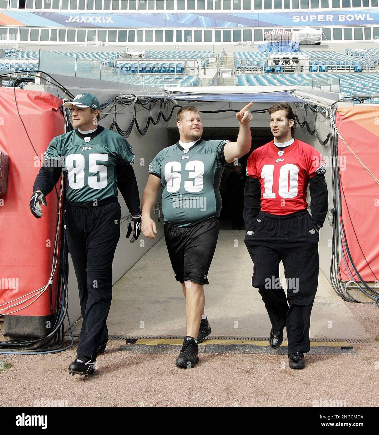 Philadelphia Eagles tight end Jeff Thomason (85), center Hank Fraley ...