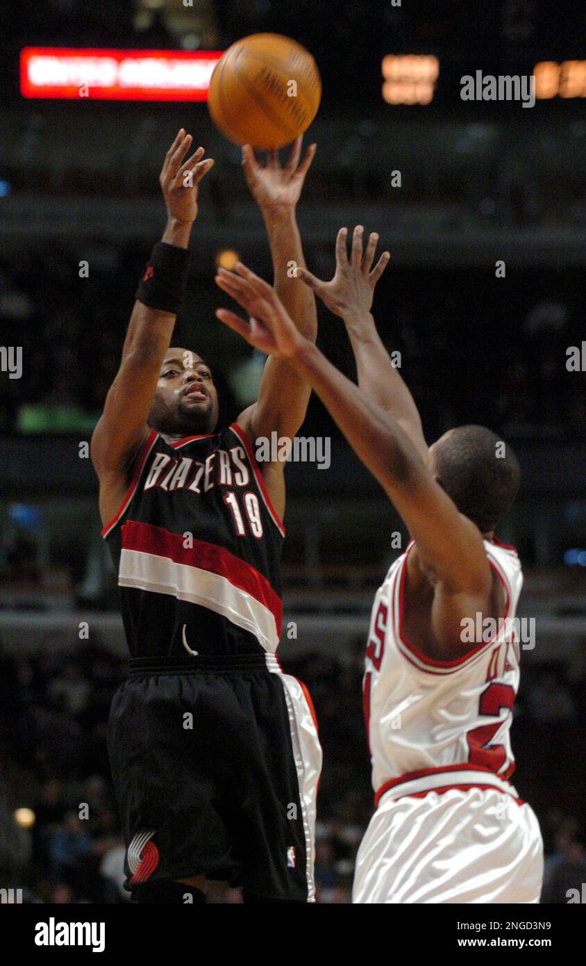 Portland Trail Blazers' Nick Van Exel (19) hits a 3-pointer as Chicago ...