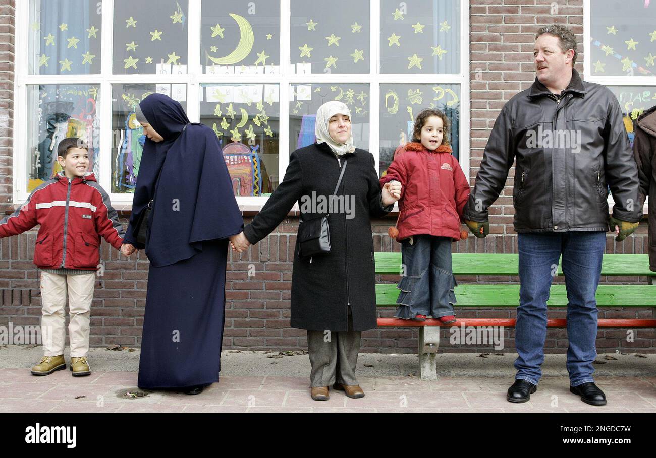 Students and their parents of the Tarieq Ibnu Ziyad Islamic elementary ...