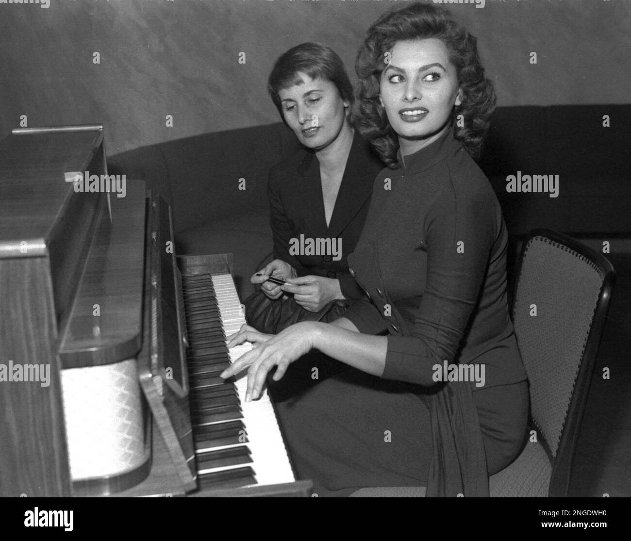 Italian movie star Sophia Loren plays the piano after a press ...