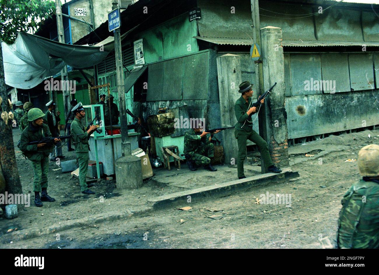 Vietnamese marines engage in trying to clear die hard Viet Cong ...