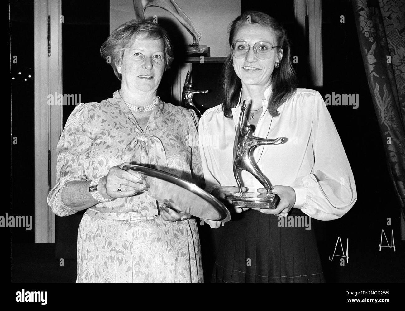 Norvegian runner Grete Waitz, right, the first female marathon world ...
