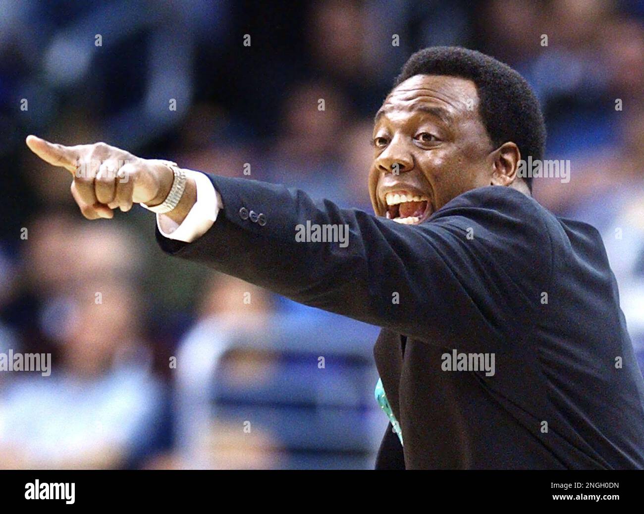 Oregon head coach Ernie Kent yells from the sideline during the first ...
